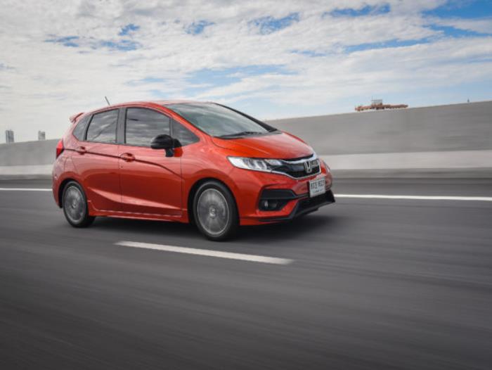 รีวิวกันแบบละเอียดยิบกับ Honda Jazz RS chobrod.com