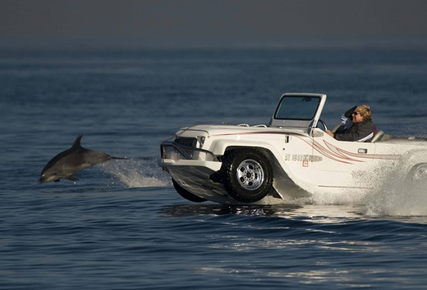 'WaterCar' รถสุดเจ๋งวิ่งทั้งบนน้ำและบนบกได้!