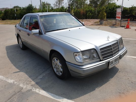 Mercedes-Benz 280E sedan 18541412
