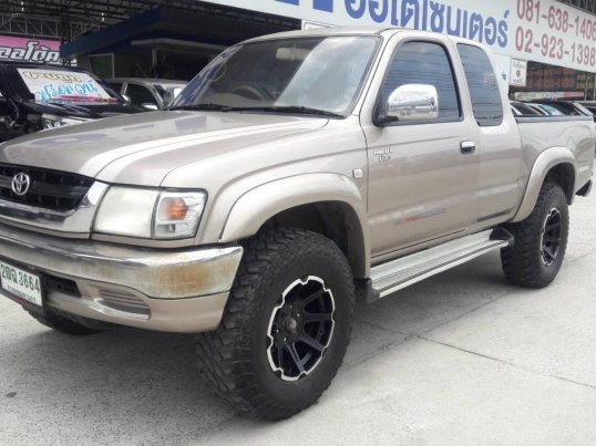 2004 Toyota HILUX TIGER D4D pickup 18576452